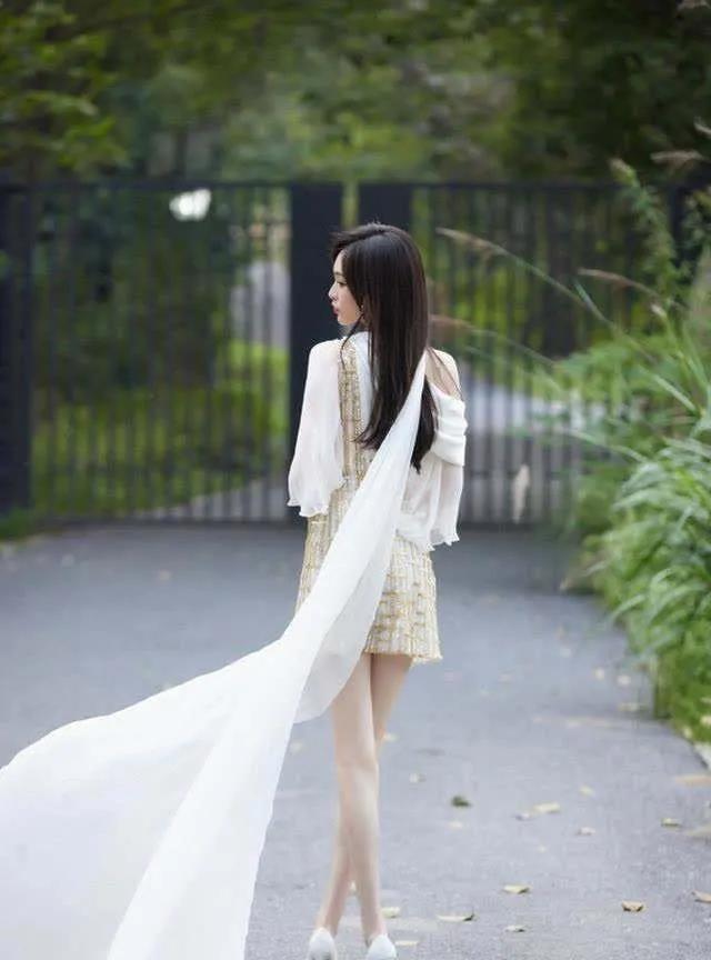 Tang Yan is full of goddess in the sun, looking back and smiling makes people feel moved - iNEWS