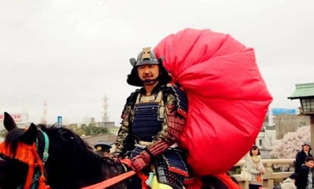 What is the big bag behind the ancient Japanese men and women? - iNEWS