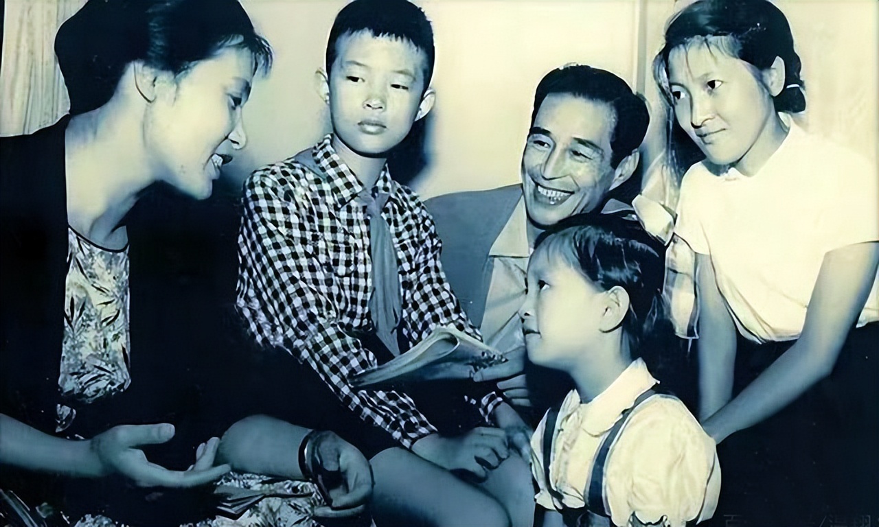 Wang Jiawei's ex-wife Deng Xing grew up beside Qin Yi, and now her 67-year-old son has become ...