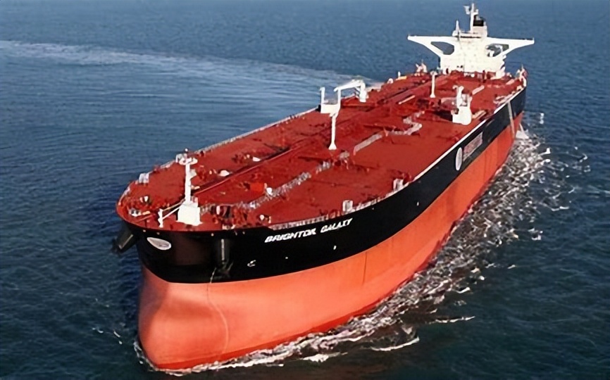 The Iranian giant ship sailed towards the peninsula, and the US ship ...