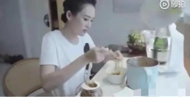 Yang Mi eats a rice noodle, and Luyu egg tarts are spit out on a paper ...