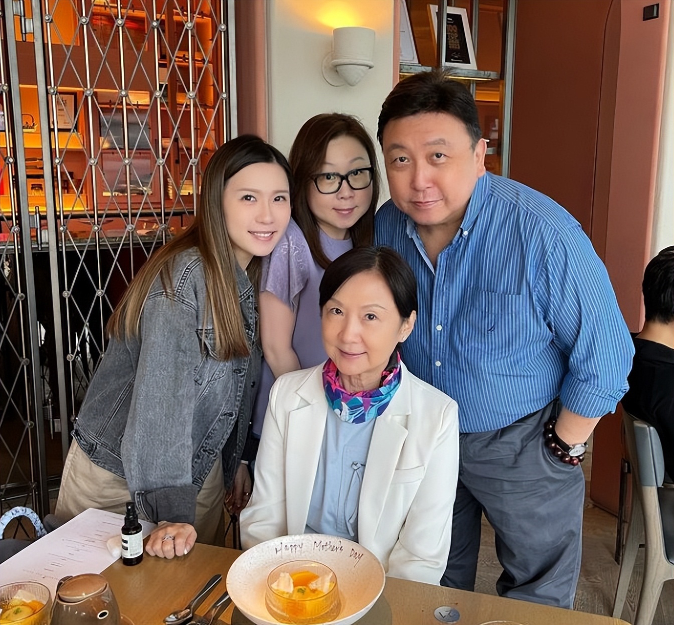 Wang Jing's Mother's Day Family Portrait Exposure! The two daughters ...
