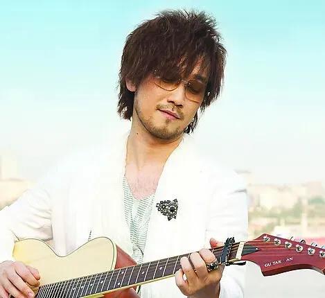 Recognized as the prince of love songs, full of memories, see if there ...