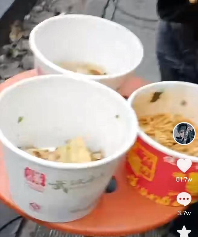 Nicholas Tse eats the first meal of the New Year, hot dry noodles with ...