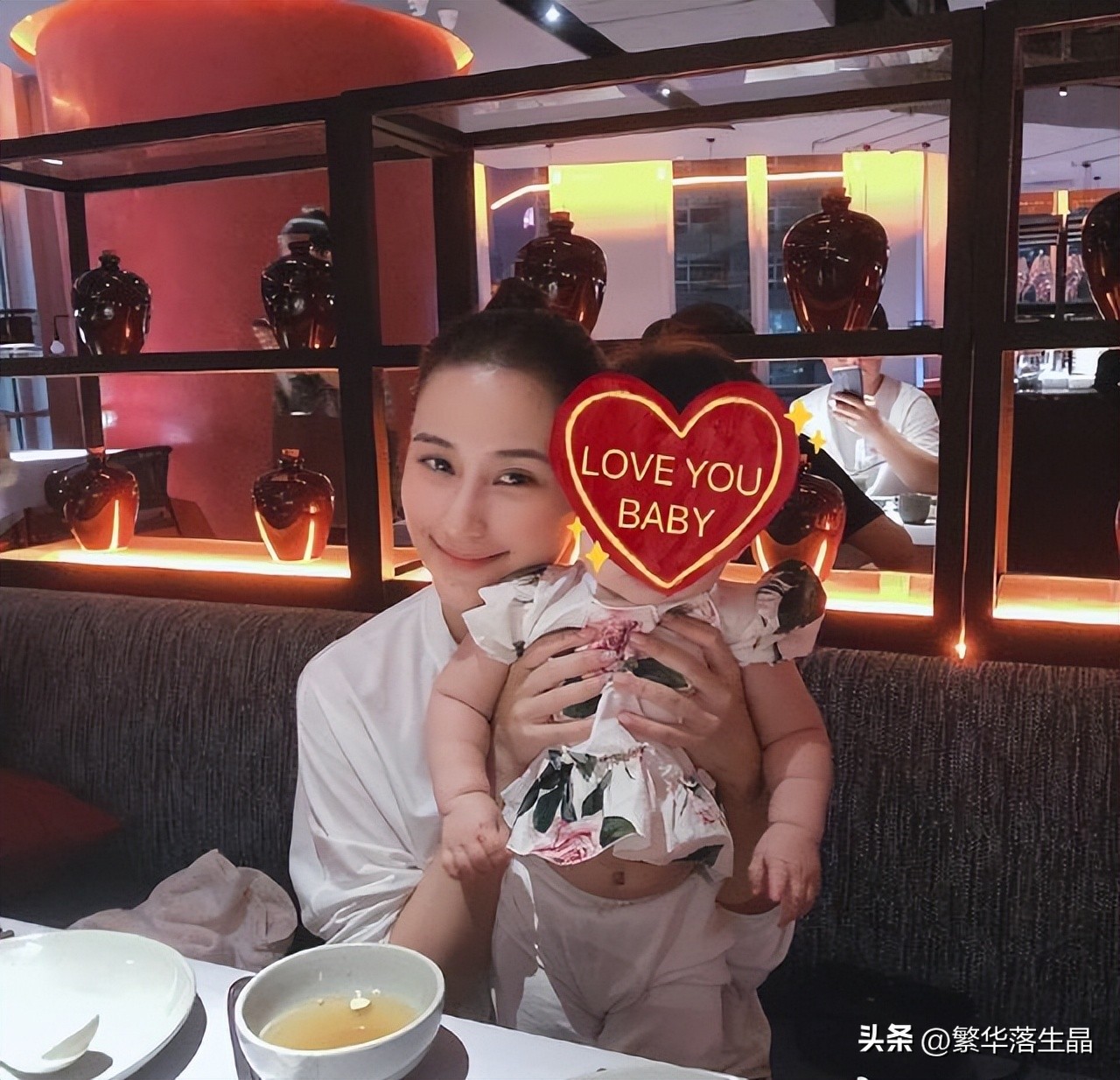 He Youqi's ex-wife returned to Hong Kong, with short hair and a ...