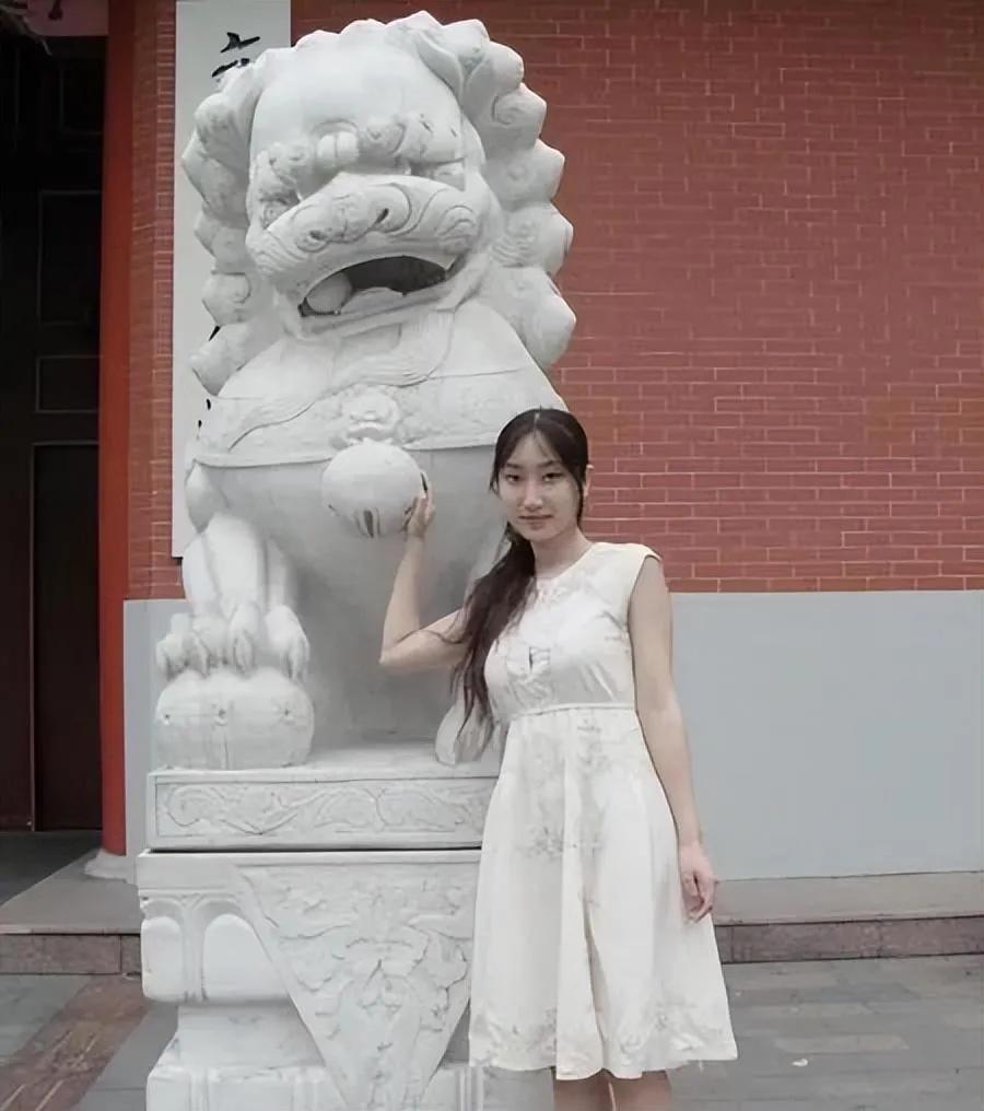 With good wind, Qian Lulu climbed up on the shoulders of her 4 husbands in 12 years, and became ...