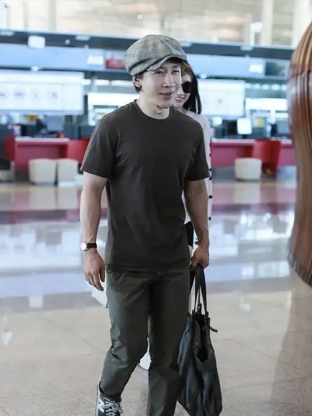 47-year-old Liu Qian showed up with his lovely wife. His 11-year-old ...