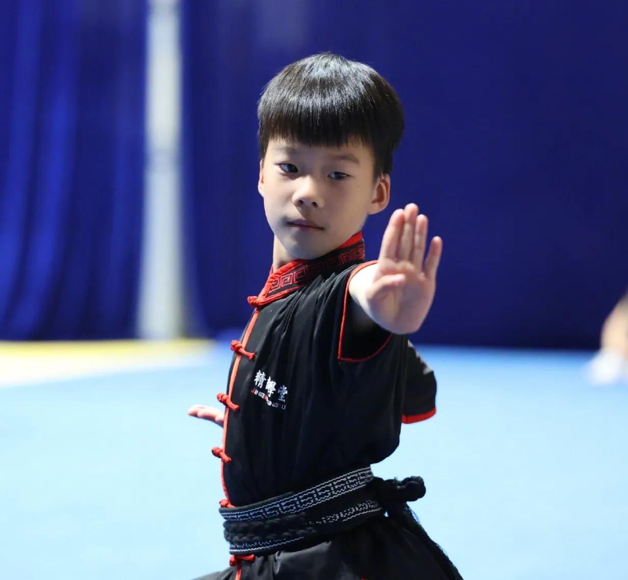 Wu Jing's 8-year-old son's face is exposed! The facial features are ...
