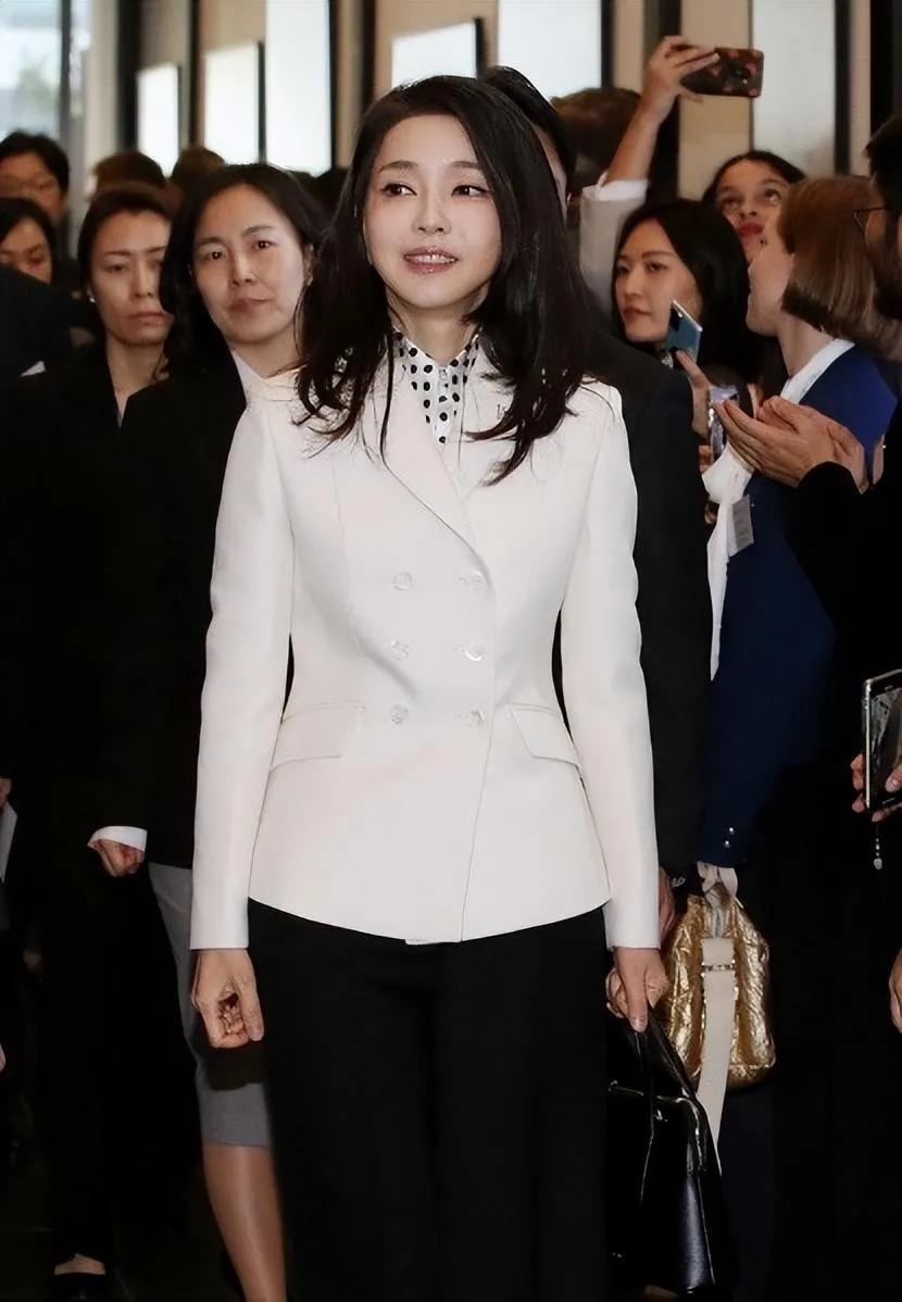 The first lady of South Korea, Kim Gun-hee, has a beautiful "silicone ...