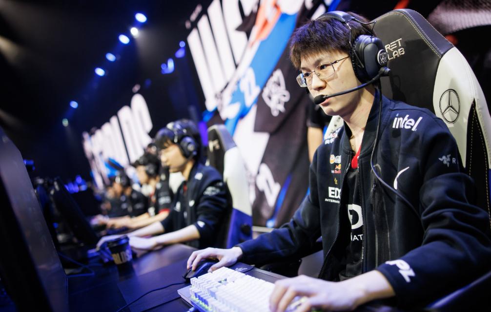 AJ scores the group stage teams: TES swims straight home, RNG is B+ - iNEWS