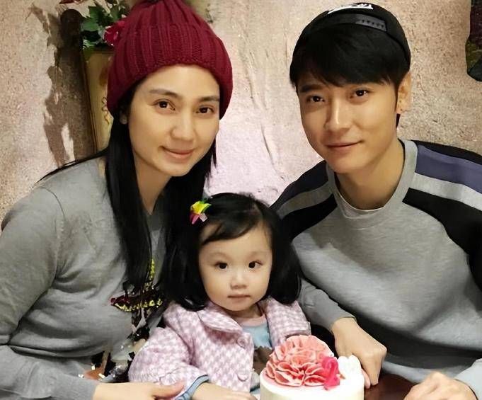 Hong Xin divorced! Zhang Danfeng went crazy late at night, Bi Ying took a group photo to ...