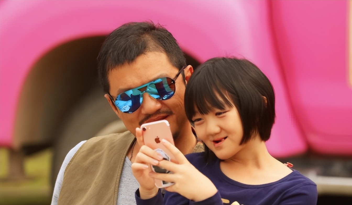 Li Yapeng regards his little girl as a jewel in his palm and ignores Li ...