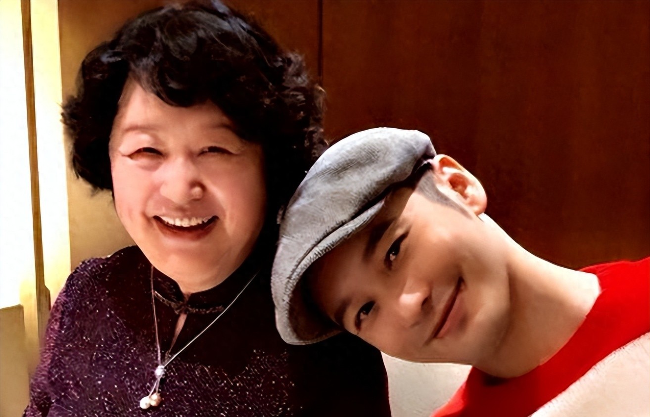 Zhang Suxia: My son is the big star Huang Xiaoming. After he divorced ...