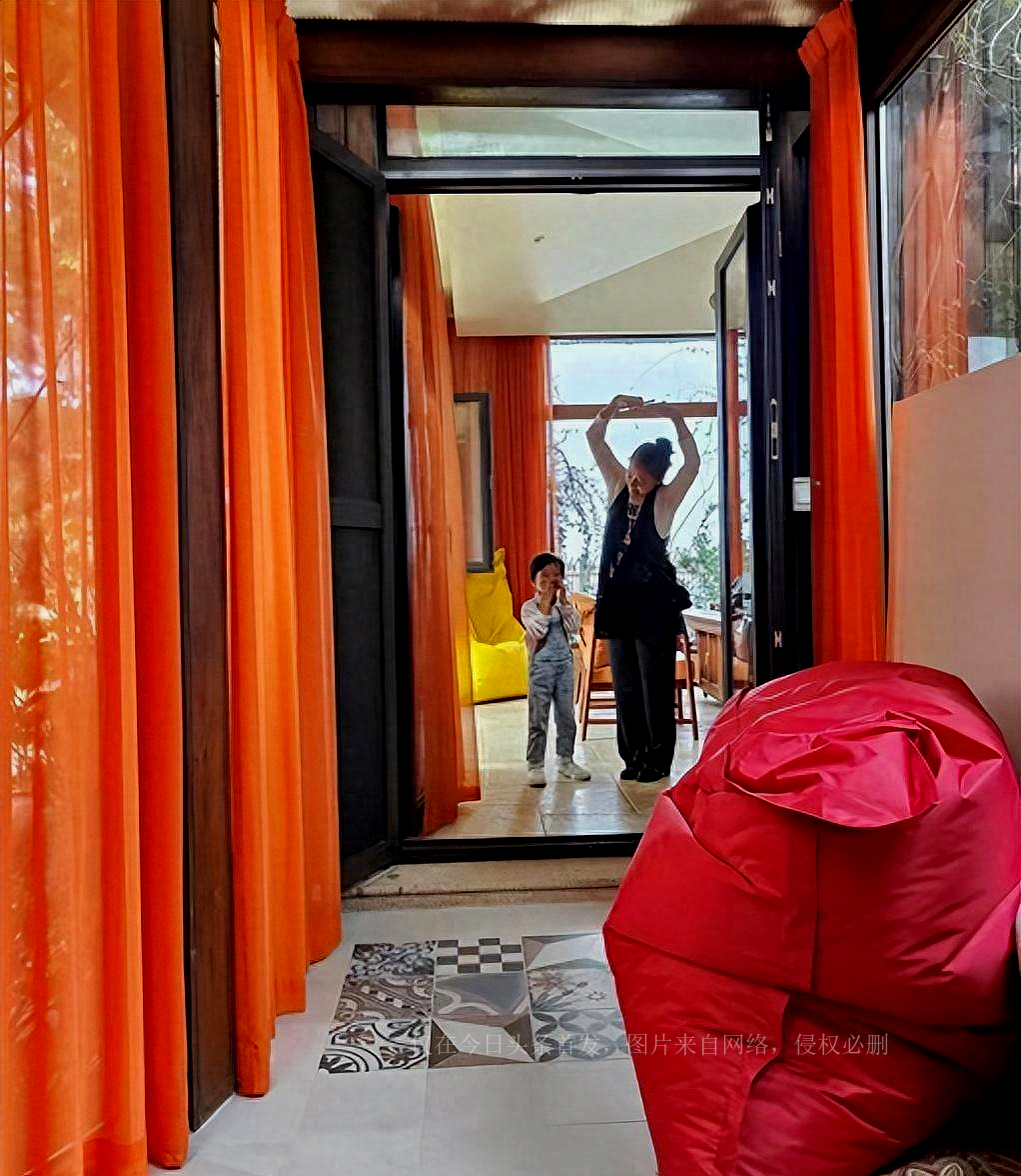 Fan Ming plays with his children in his mansion, which is comparable to ...