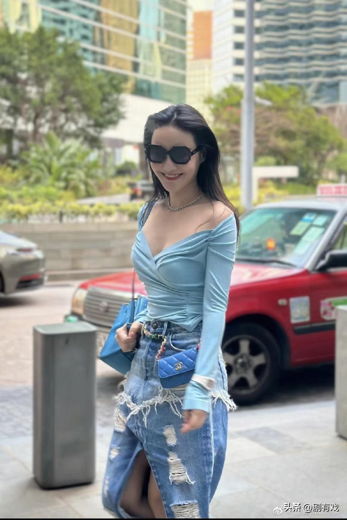 Sun Jingjing and Yu Zheng are traveling in Hong Kong intimately, with a ...