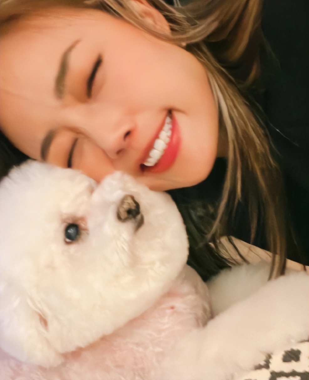 42-year-old Joey Yung interacted with her dog. Netizens couldn't ...