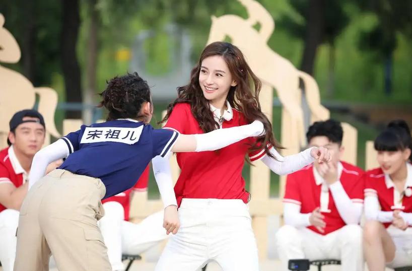 Love, love, baby wears a vest to participate in the hot search on ...