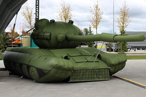 Easy to move and deploy Russian military inflatable tanks to deceive ...
