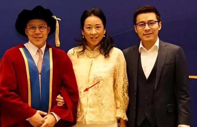 Lingling Zhu accompanied Fok Qigang to receive the award, and wore an ...