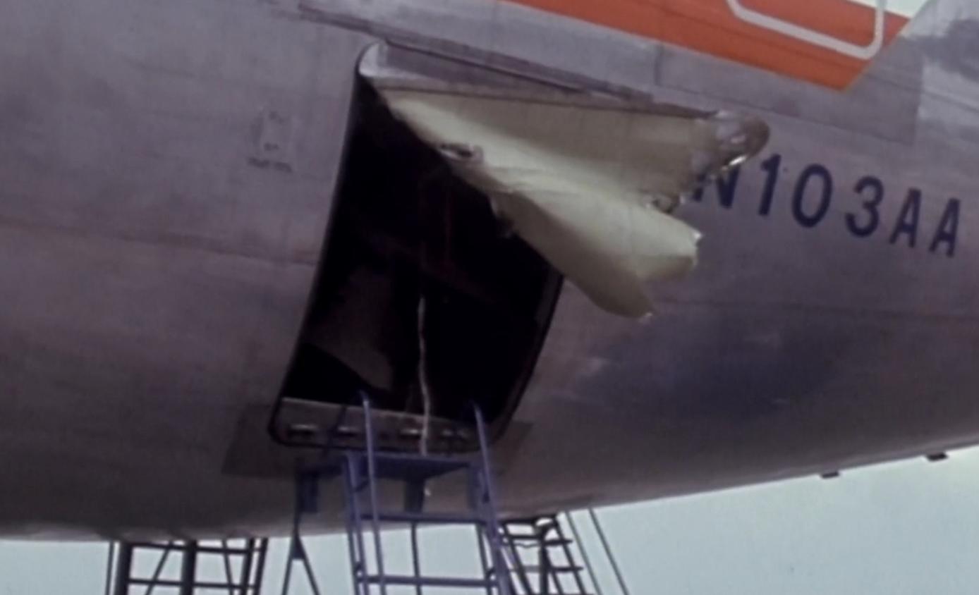 Story: American Airlines DC-10 cargo door incident, the coffin fell ...