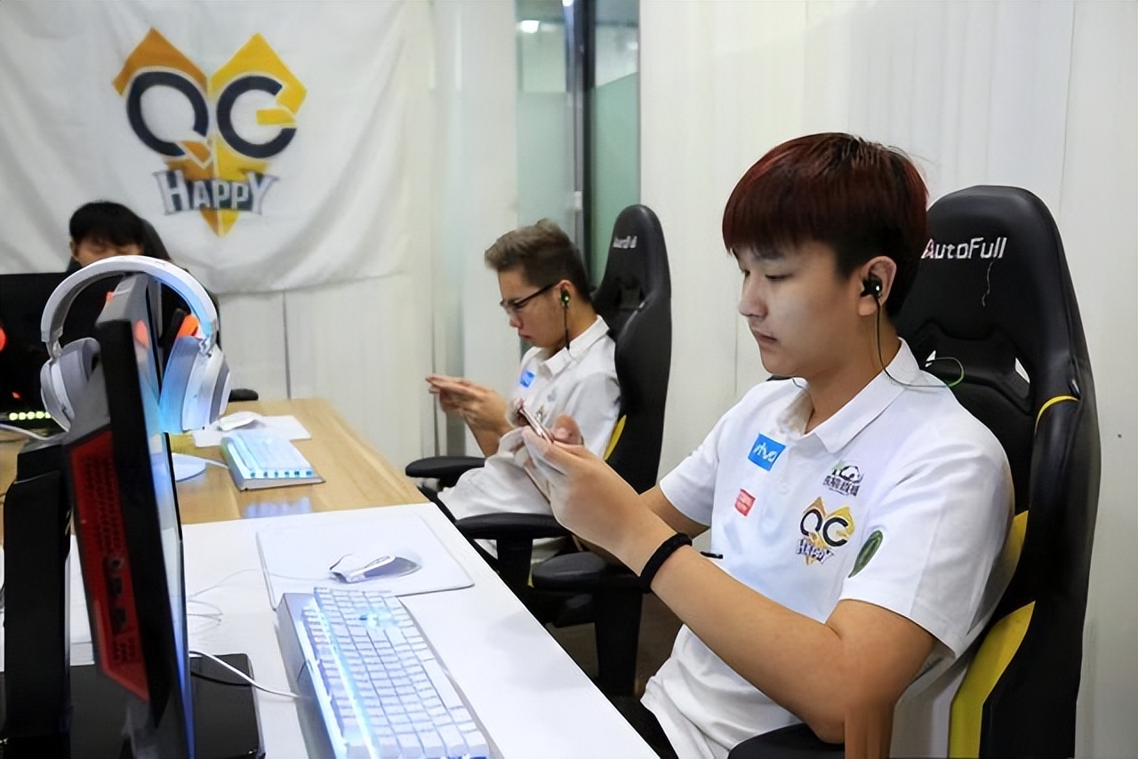 Xiaopang and Fly comment: Qingrong is the best mid laner in KPL history, Cat and Jiucheng ...
