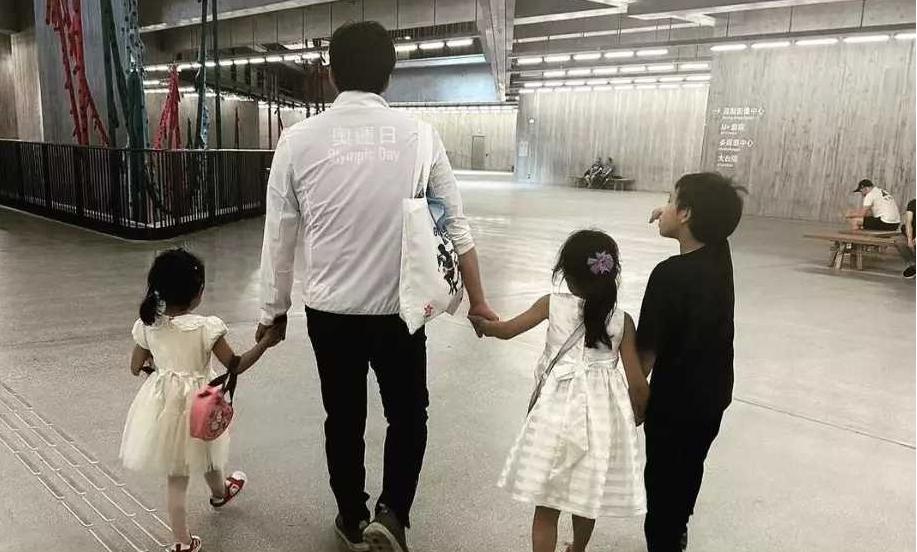 The three brothers and sisters of Huo Zhongxi accompanied their father ...