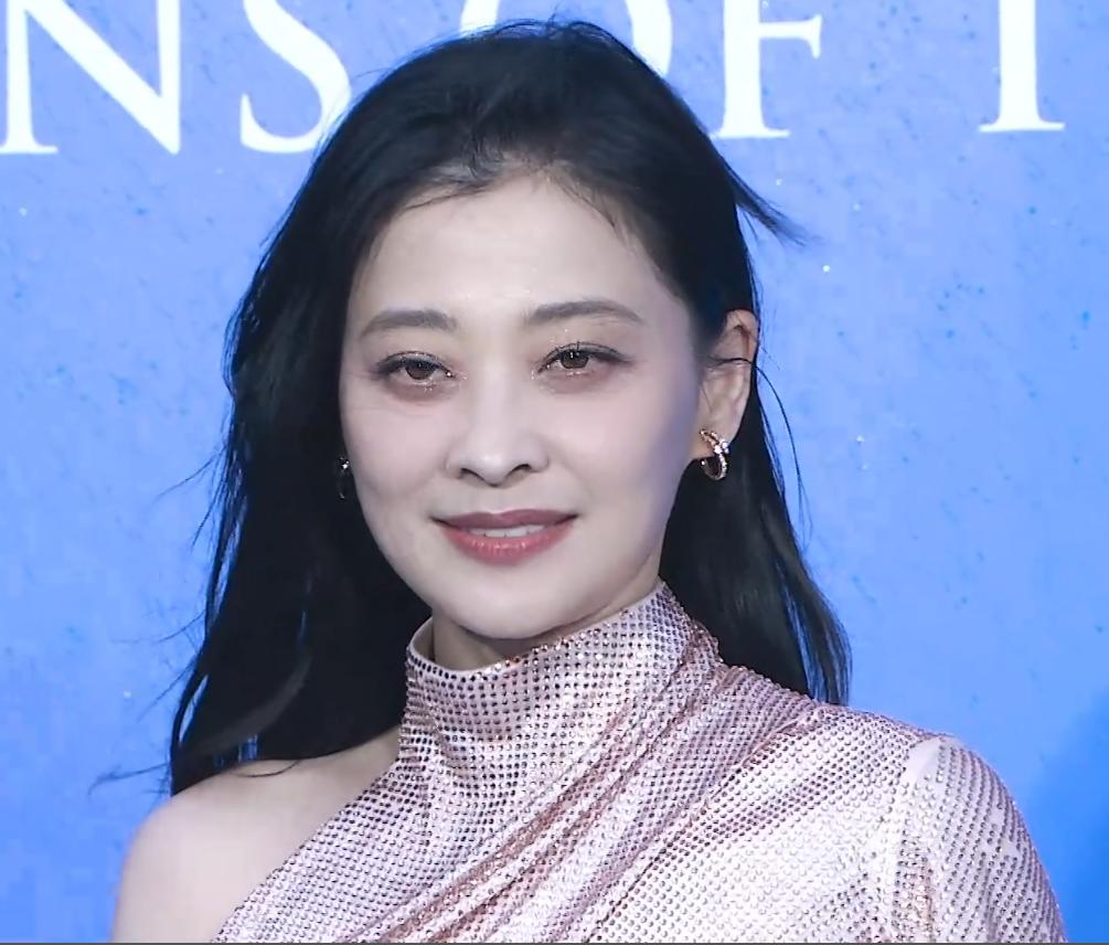 It's the red carpet again! Yang Zifeng is messy, Yin Tao's breasts are ...