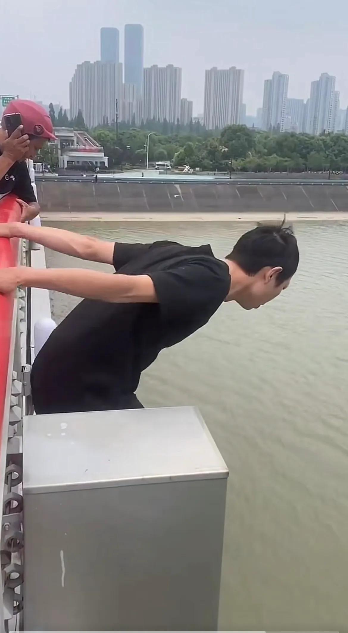 The takeaway brother Peng Qinglin jumped into the river to save people ...