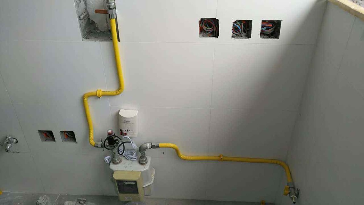 The exposed gas pipe in the kitchen is too ugly, learn these 3 tricks ...