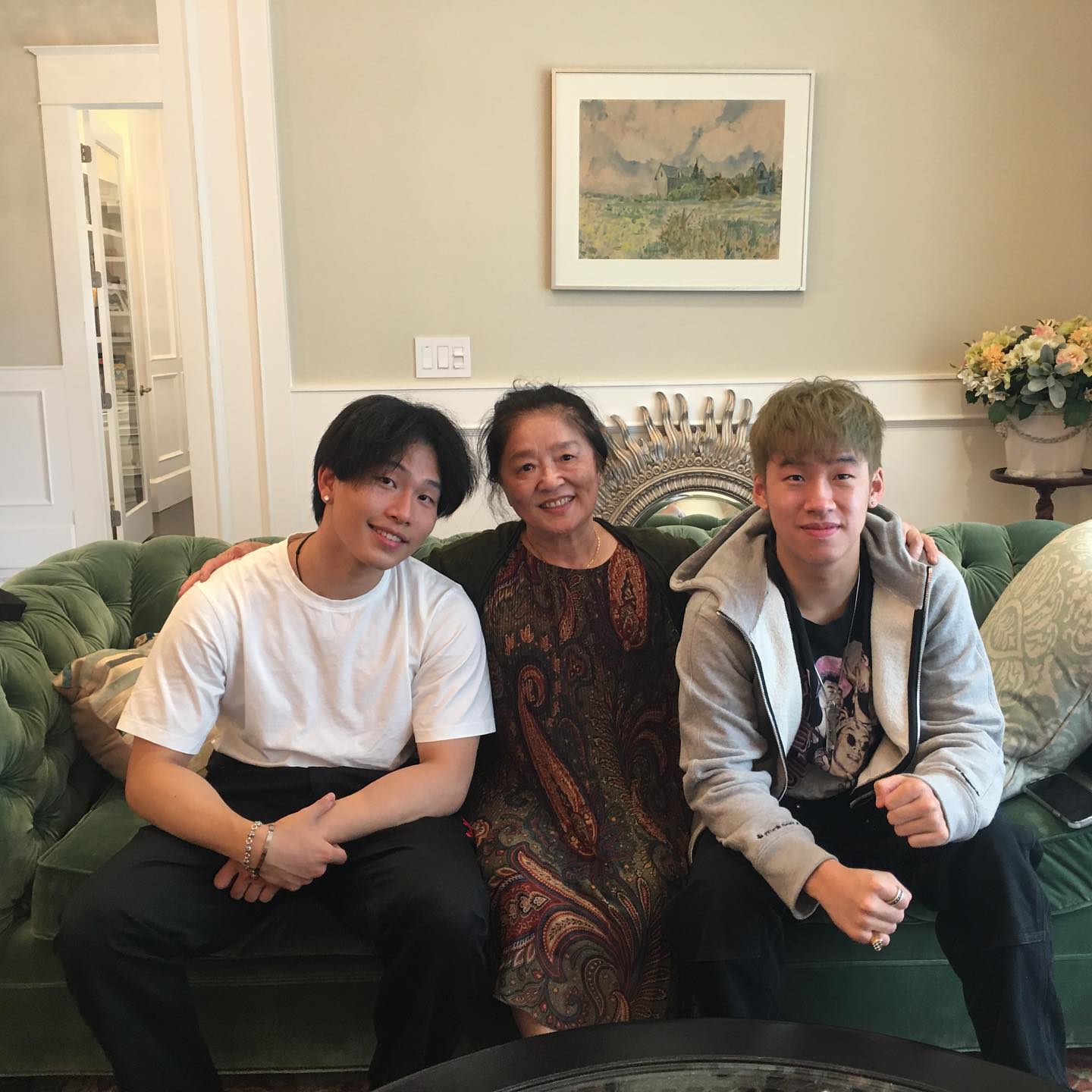 Chen Kun's son posted a group photo of his family! Dai Buddha beads are ...