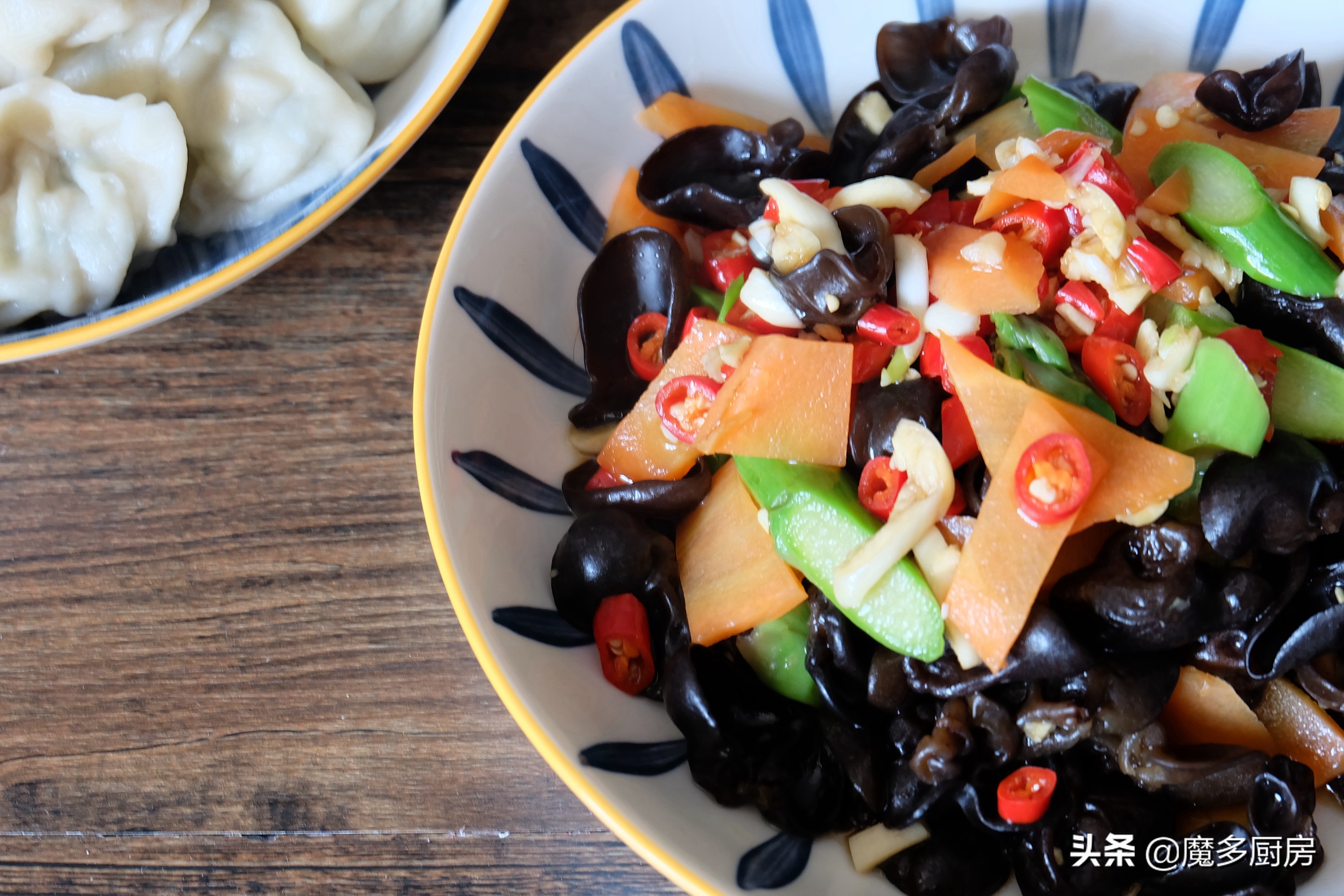 This plate of spicy fungus is refreshing, appetizing, and delicious ...