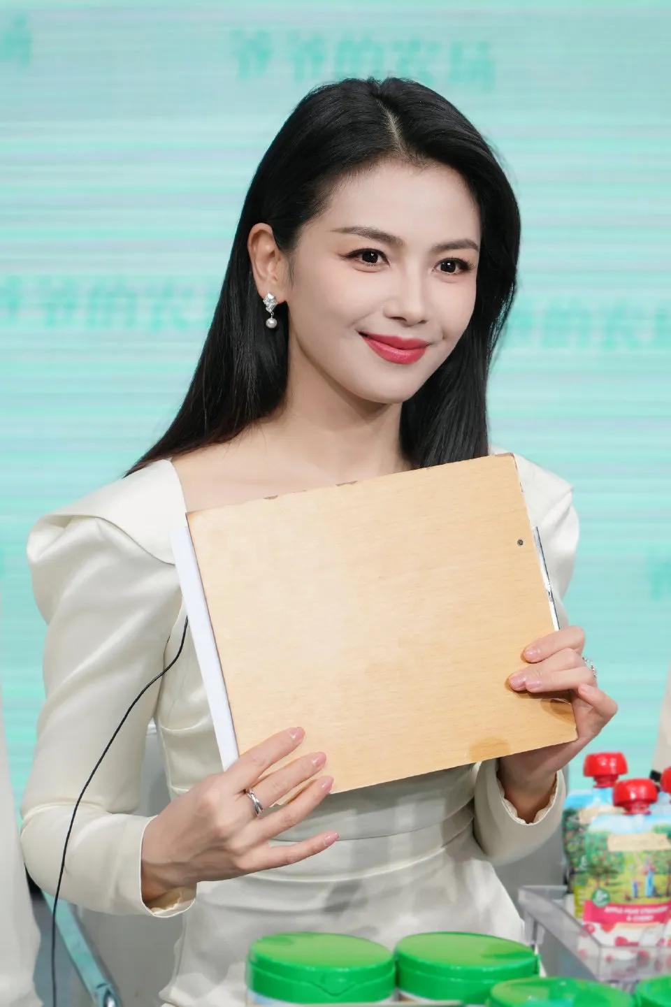 Liu Tao is intellectual and elegant - iNEWS