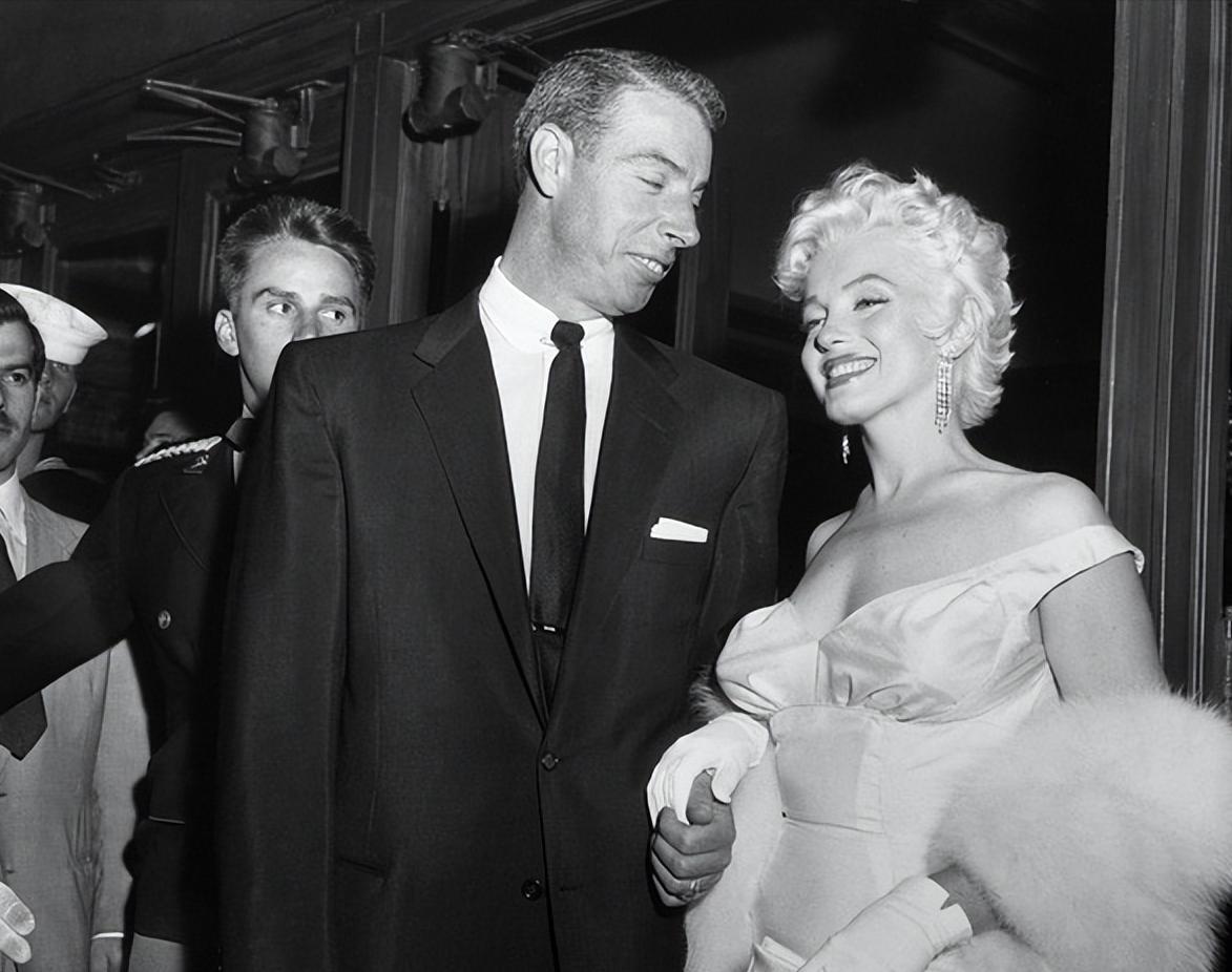 Monroe's funeral in 1962: the coffin was opened, the blonde hair was ...