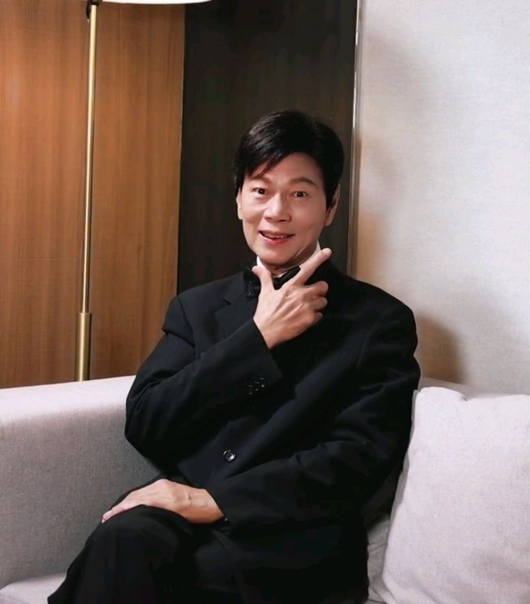 76-year-old Luo Jiaying sang famous songs again, a wig is 10 years ...