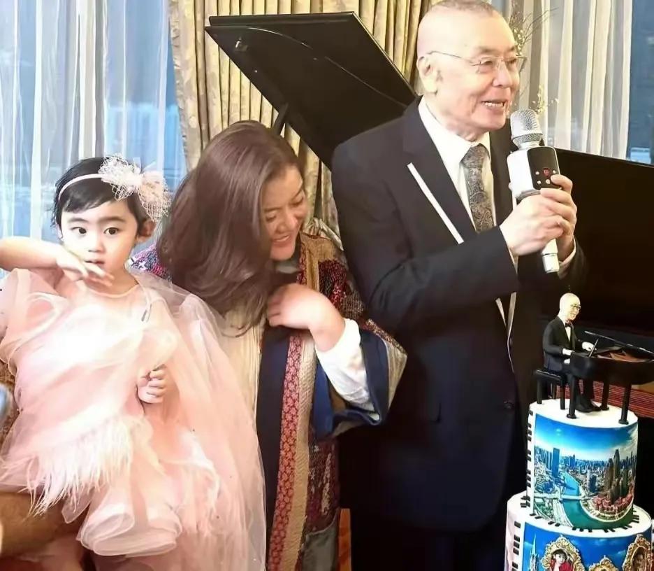 84-year-old Liu Shikun celebrates his birthday, his 46-year-old wife is ...