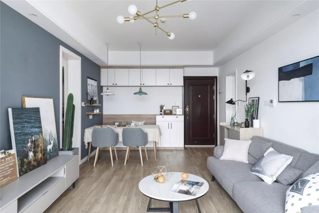 The 77-square-meter small apartment has a Nordic style, and the ...