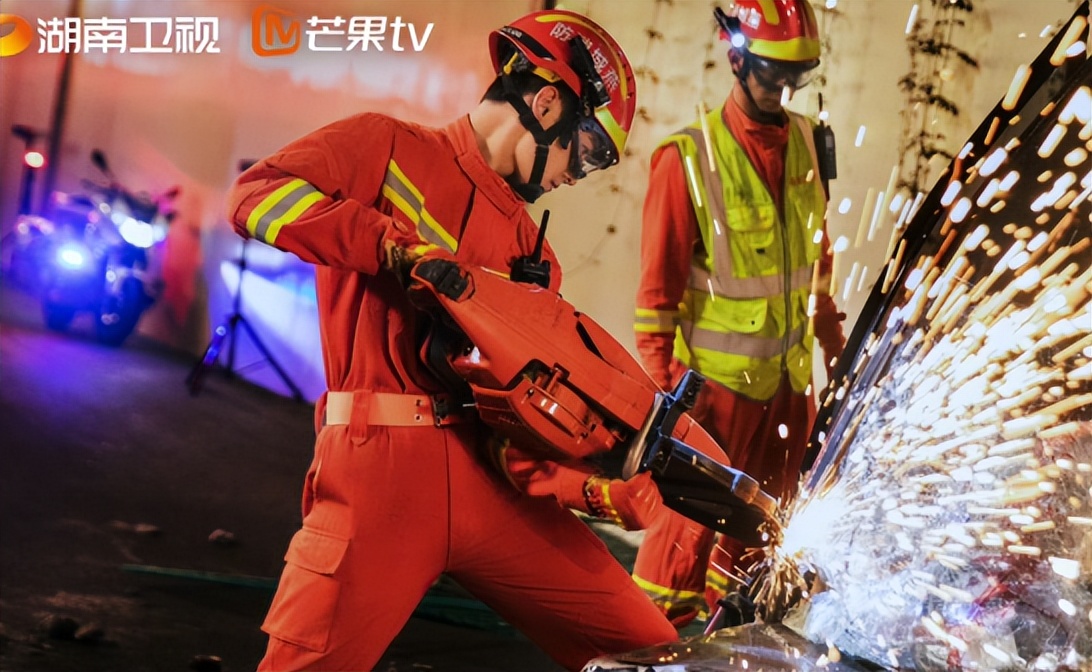 They are also playing firefighters, comparing Yang Yang and Ren Jialun ...