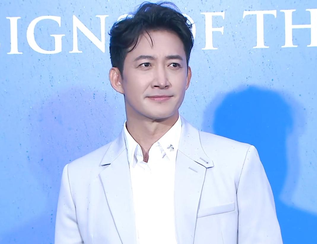 It's the red carpet again! Yang Zifeng is messy, Yin Tao's breasts are ...