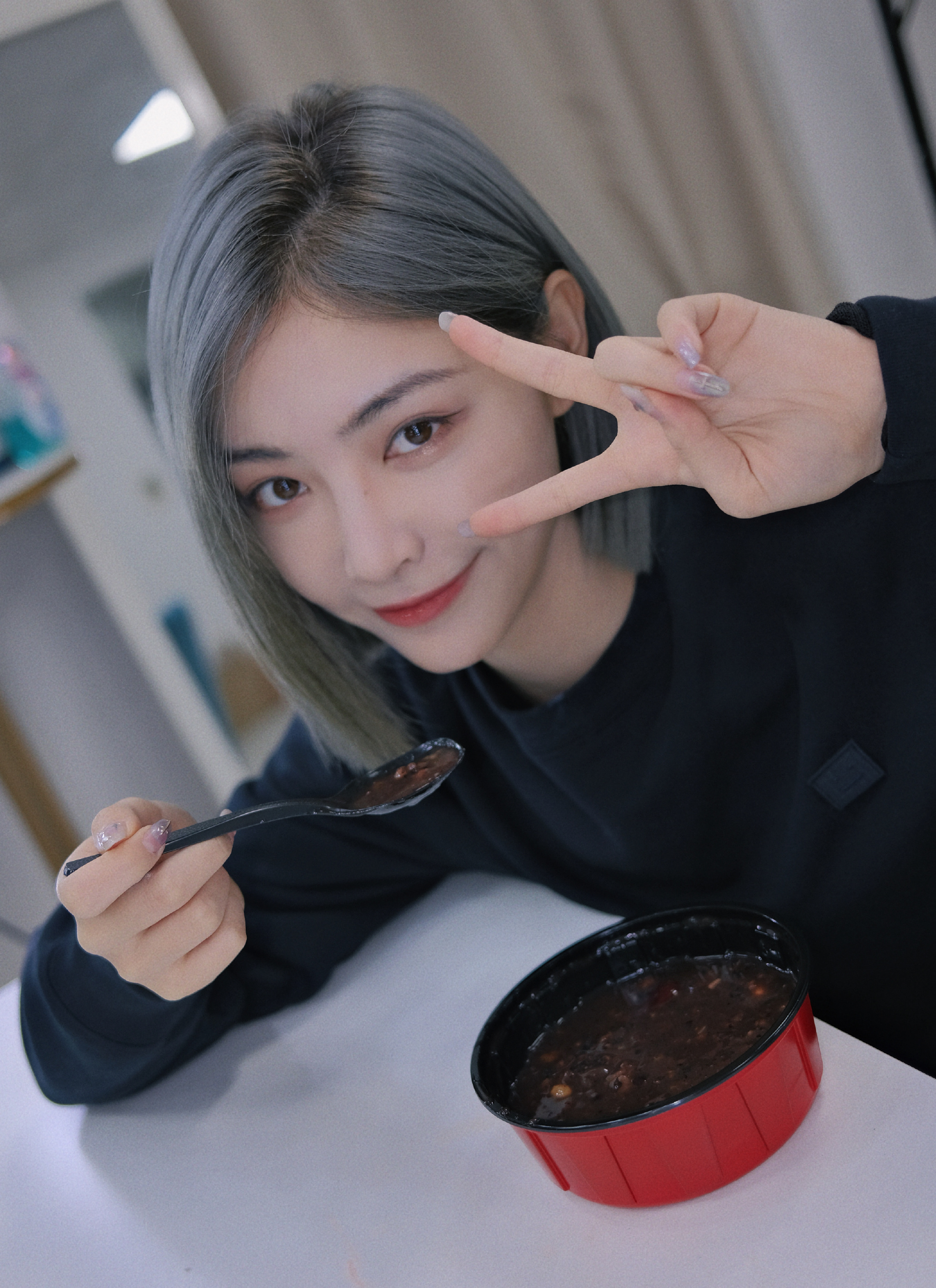 Xu Jiaqi eats delicious food and takes selfies - iNEWS