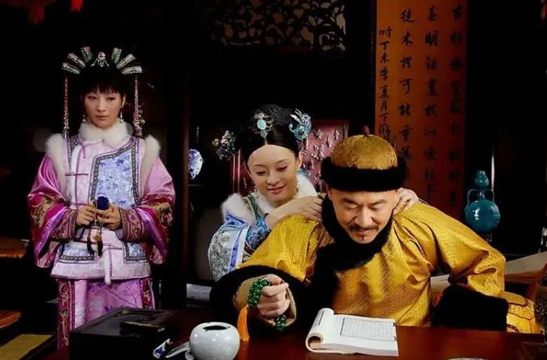 Zhen Huan sat on the empress dowager seat, and the new emperor Qianlong ...