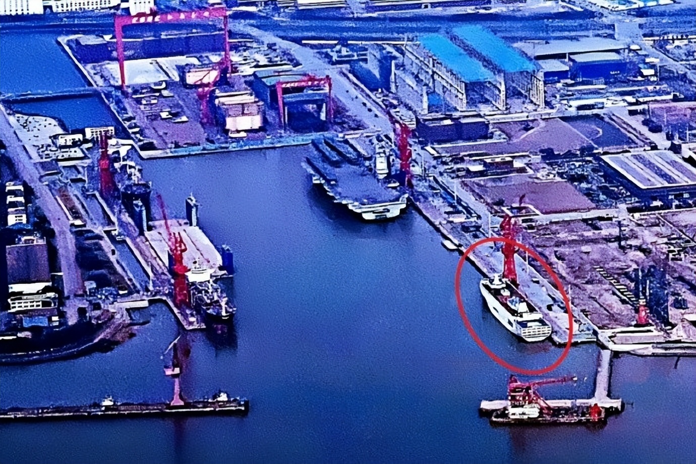 In Shanghai Jiangnan Shipyard, next to the new aircraft carrier of the ...