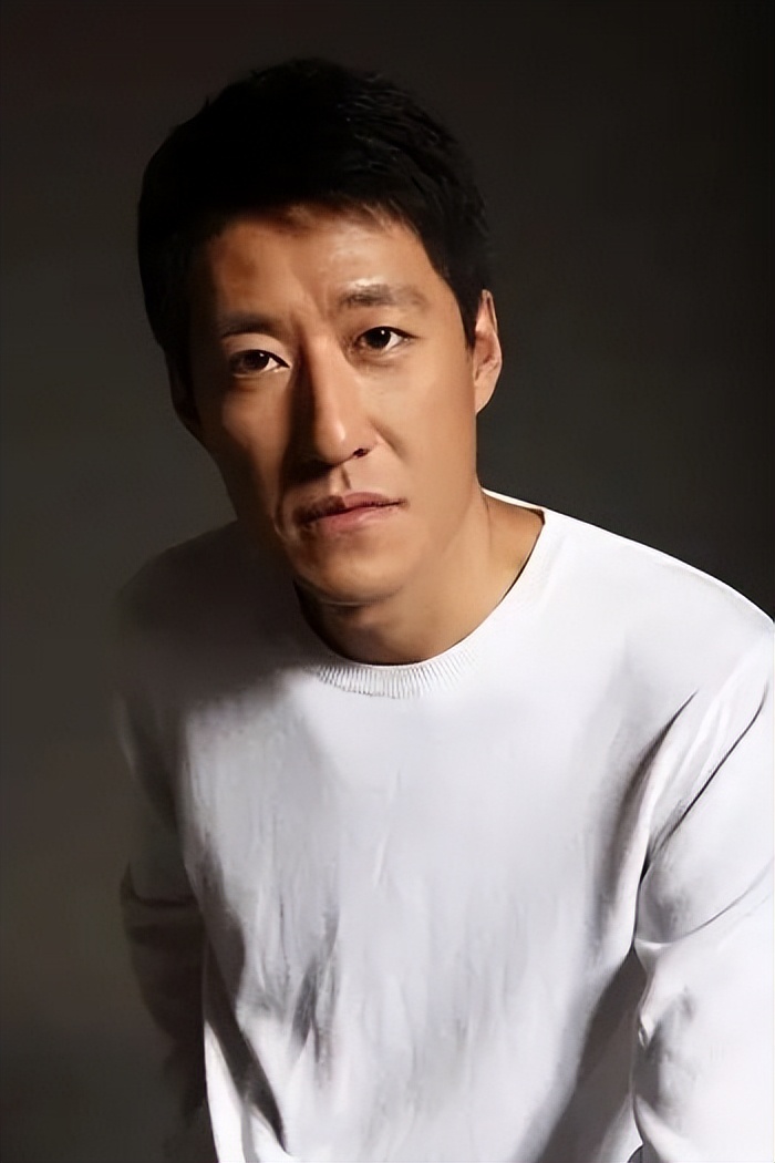 Yu Zhen: From waiter to actor, what has he experienced? - iNEWS