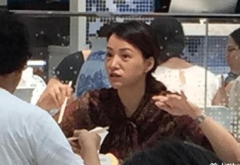 Dong Qing was photographed while eating in the cafeteria. Without ...