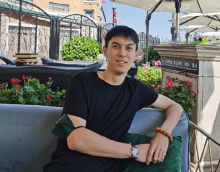 Li Lingyu's mixed-race son rarely shows up! Wearing all black and ...