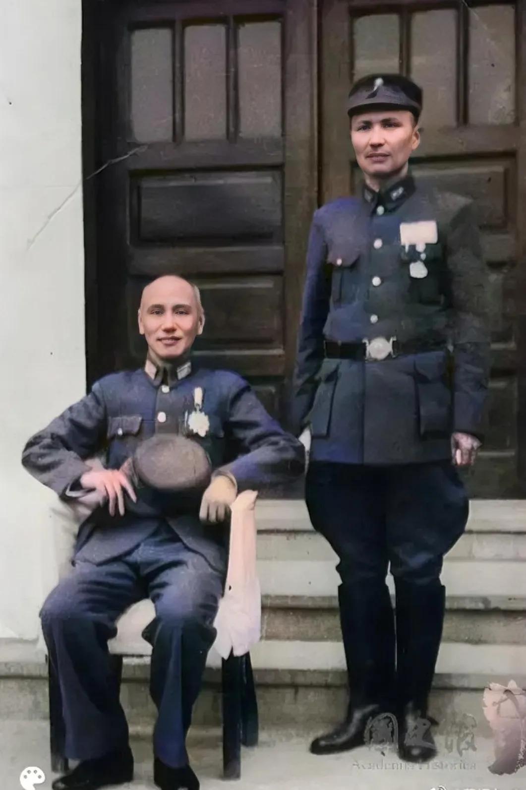 In 1946, Sun Dianying and Jiang Zhongzheng, a rare group photo, he died ...