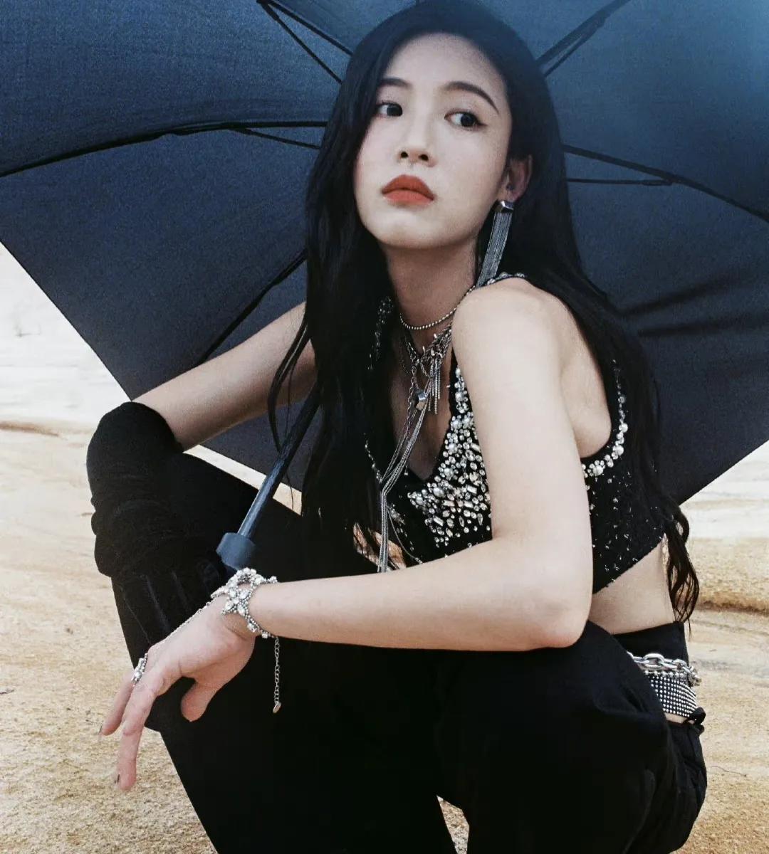 Sun Rui's long hair fluttering on the beach - iNEWS