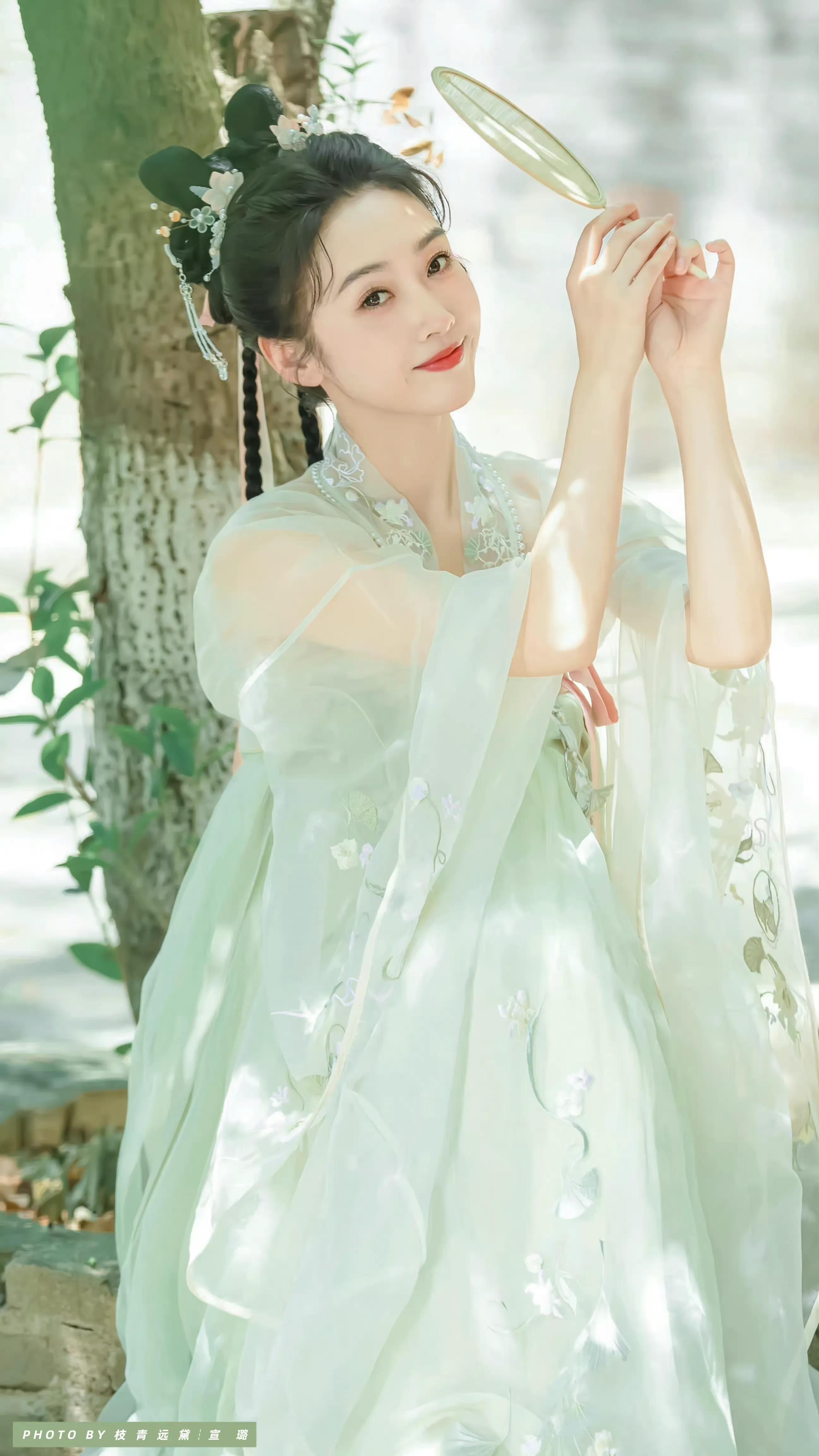 Xuan Lu's beautiful costume - iNEWS