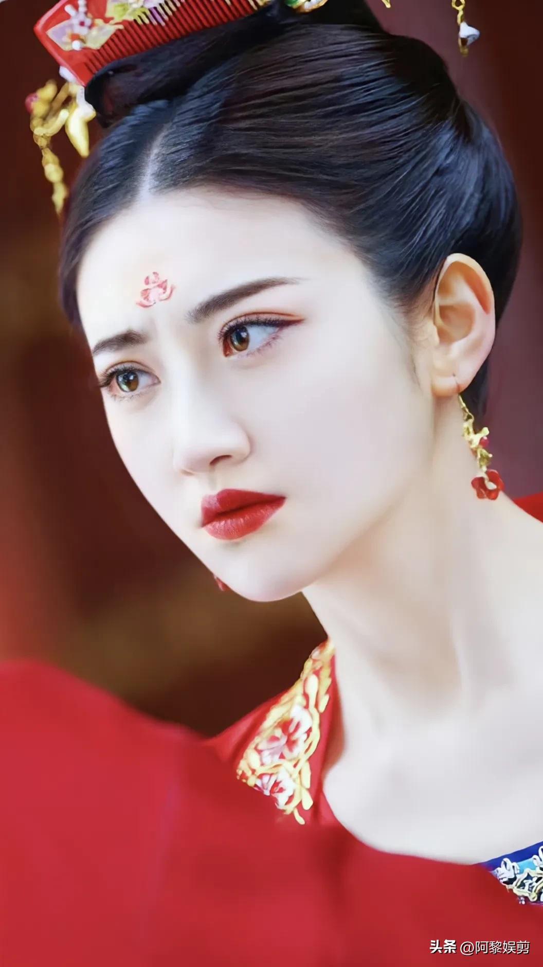 Jing Tian: Pink makeup and jade carving, Chang'e in the moon - iNEWS