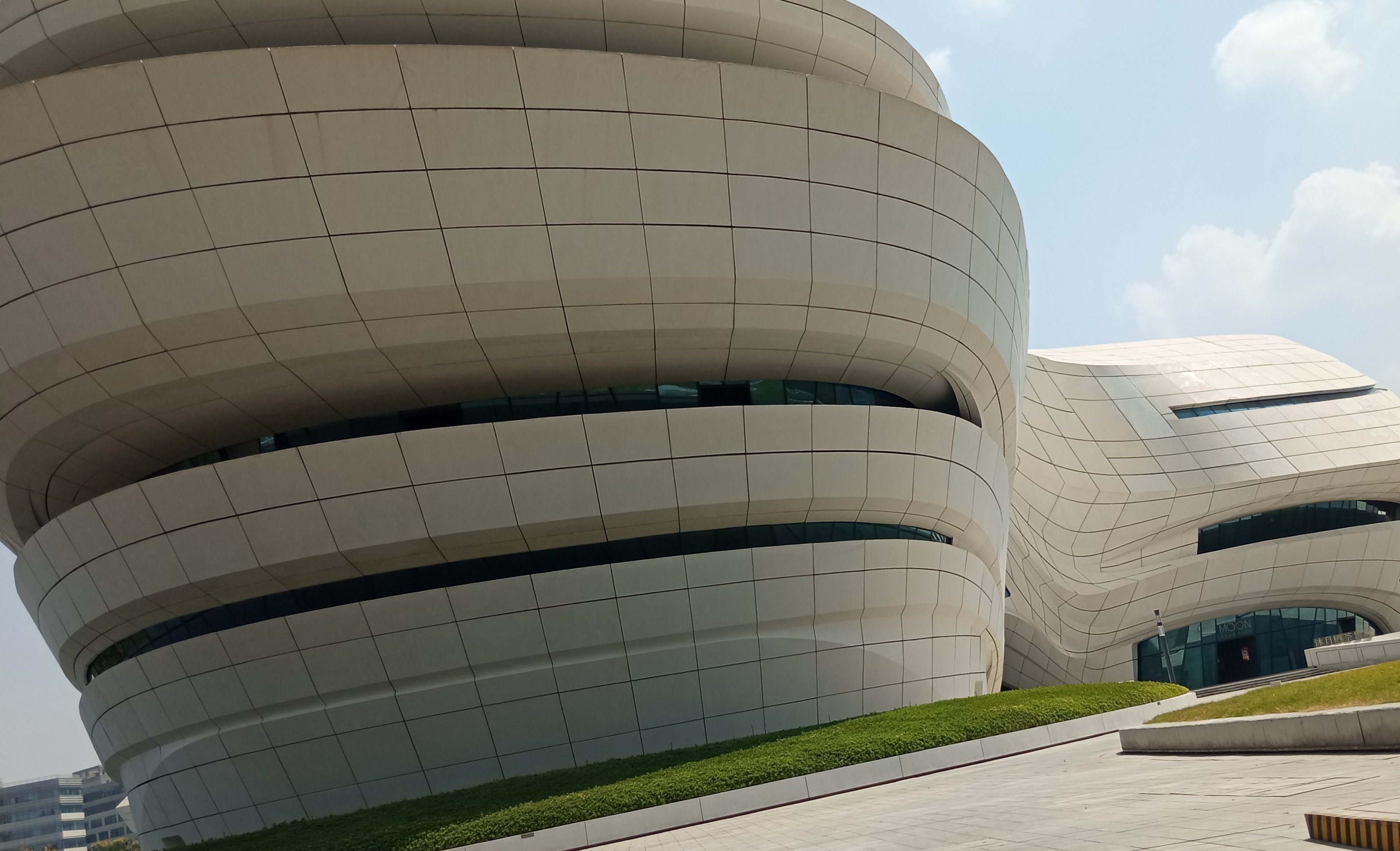 Punch in the world's largest "hibiscus flower" building in Changsha ...