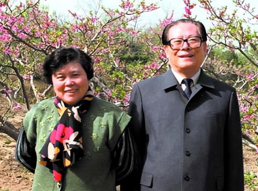 Comrade Jiang had two noble people in his life: one was his wife, and ...